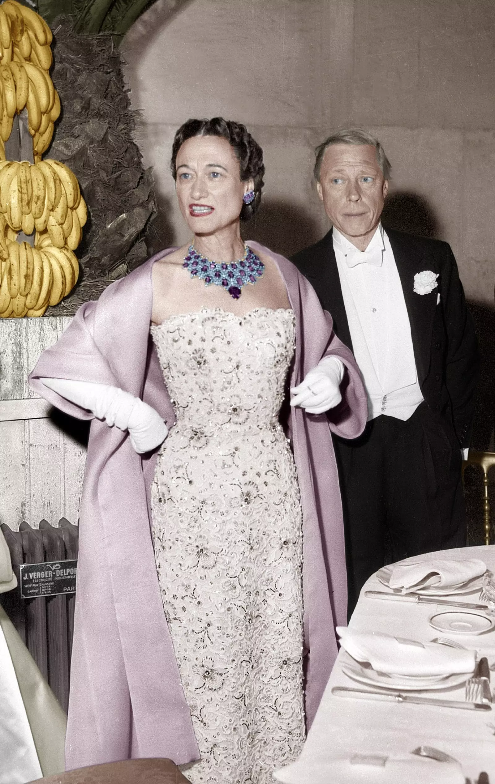 D'Herzogin vu Windsor huet hir 1947 Cartier Amethyst an türkis Bibstyle Halskette bei enger Gala 1953 zu Versailles.