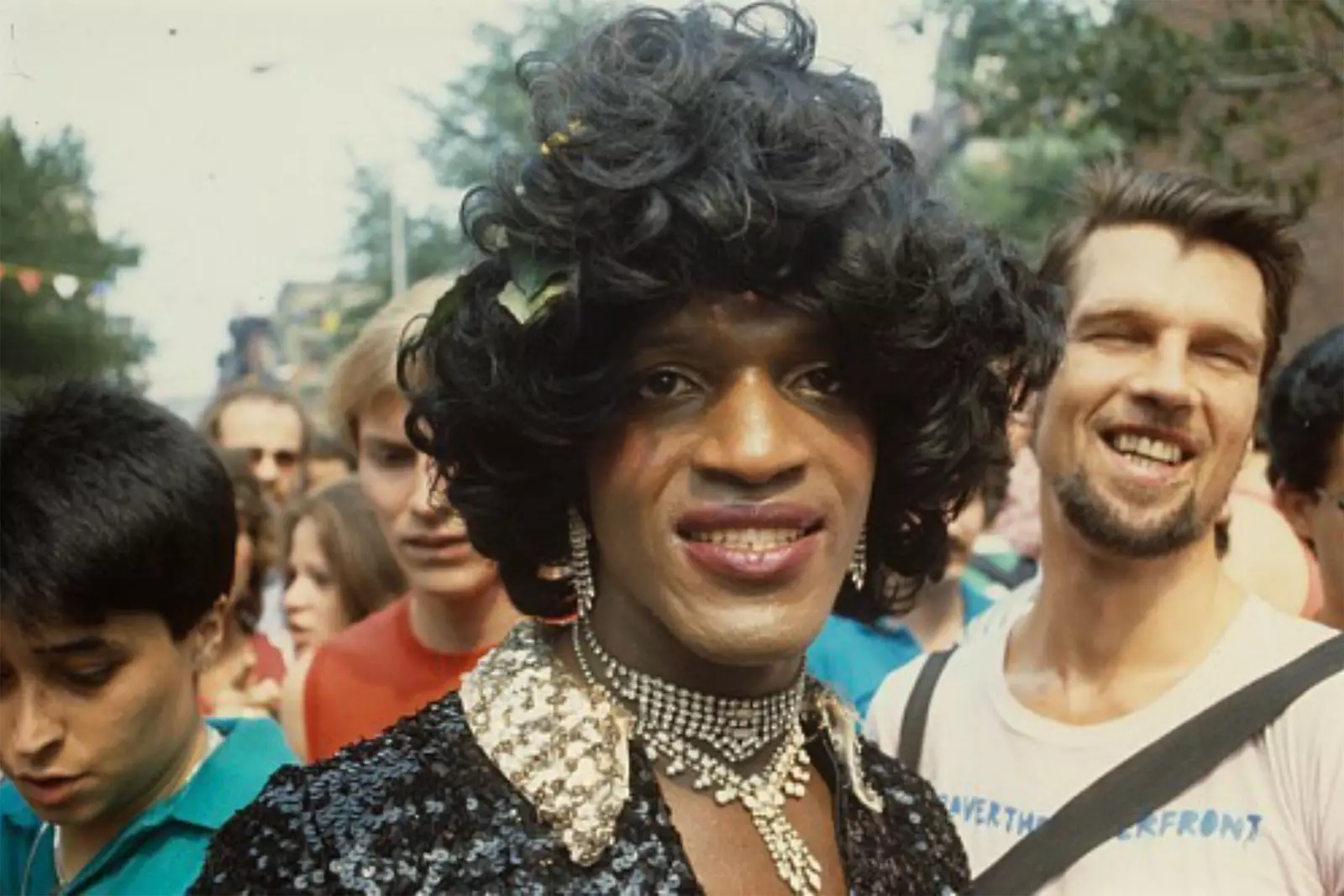 Marsha P. Johnson në 1980 NYC Gay Pride fotografuar nga Ron Simmons