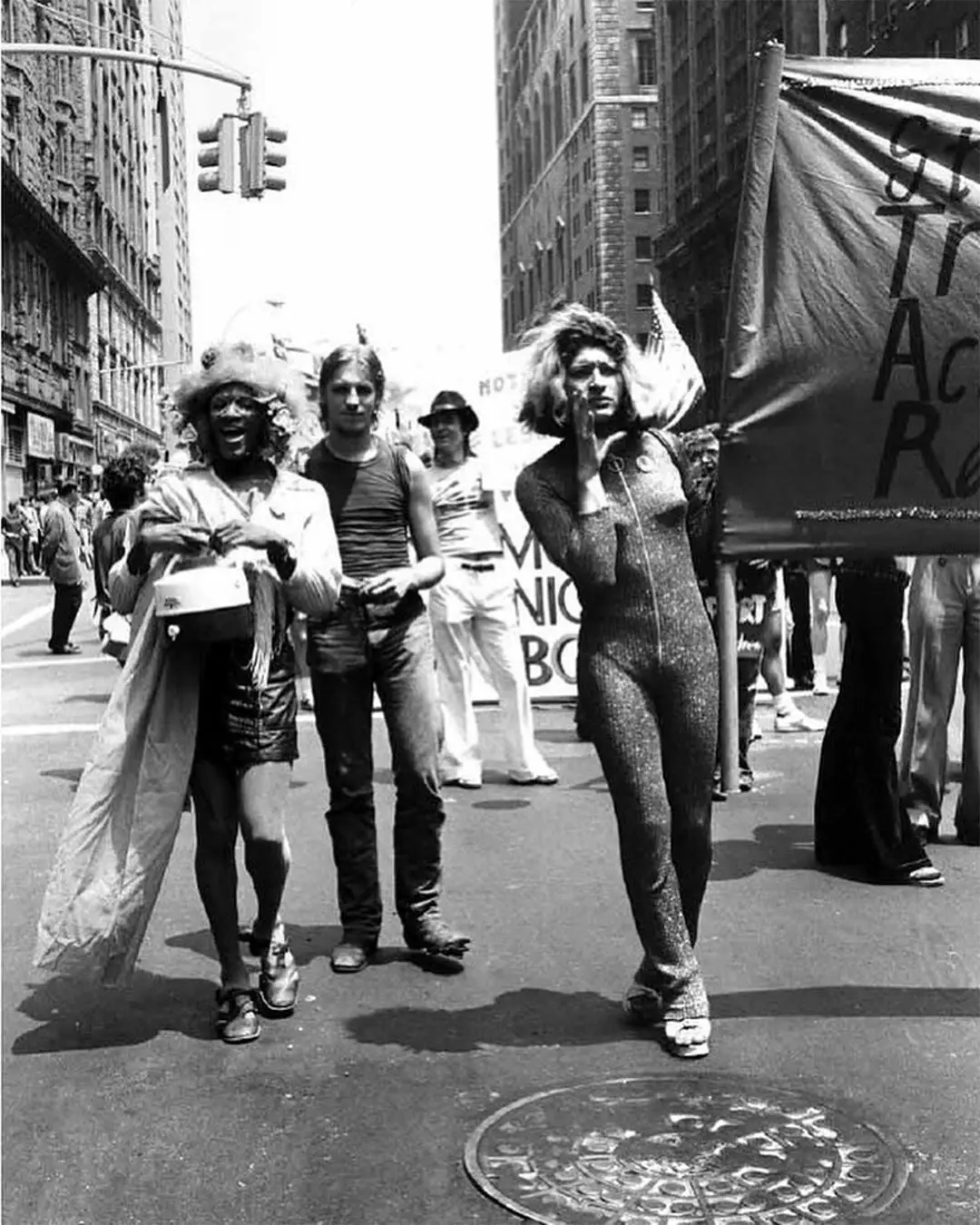 Marsha P. Johnson agus Sylvia Rivera ag máirseáil le STAR ag Paráid Aerach Sráid Christopher i 1973 grianghraif...