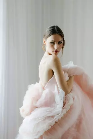 Loj Dioresque tulle style gowns nyob rau hauv txhua qhov ntxoov ntxoo ntawm dawb imaginable nrog rau zoo nkauj pastels teeb lub suab rau Bean tus tshiab ...