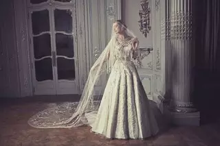 Phillipa Lepley Couture Ŝi estas la grandioza edziniĝa lordino de Londono. Bazite en la koro de Chelsea vizitante ŝian butikon sur...