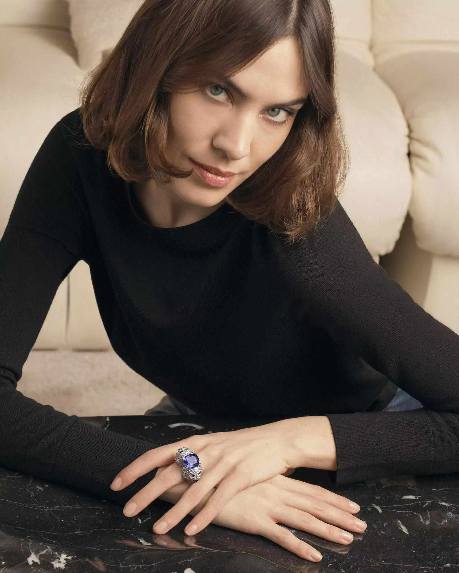 Alexa Chung-ը կրում է Wladimir le chat մատանին տանզանիտների ադամանդներով և շափյուղաներով