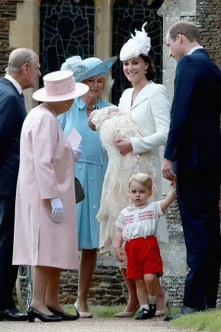 Hertoginn af Edinborg Drottningin Hertogaynjan af Cornwall Hertogaynjan af Cambridge Charlotte prinsessa George prins og...