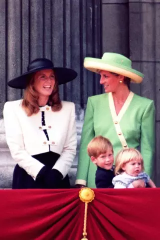 Hertuginnen av York, prinsessen av Wales, prins Harry og prinsesse Beatrice 1990