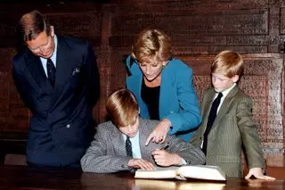 El príncipe de Gales, el príncipe Guillermo, la princesa de Gales y el príncipe Harry, 1995