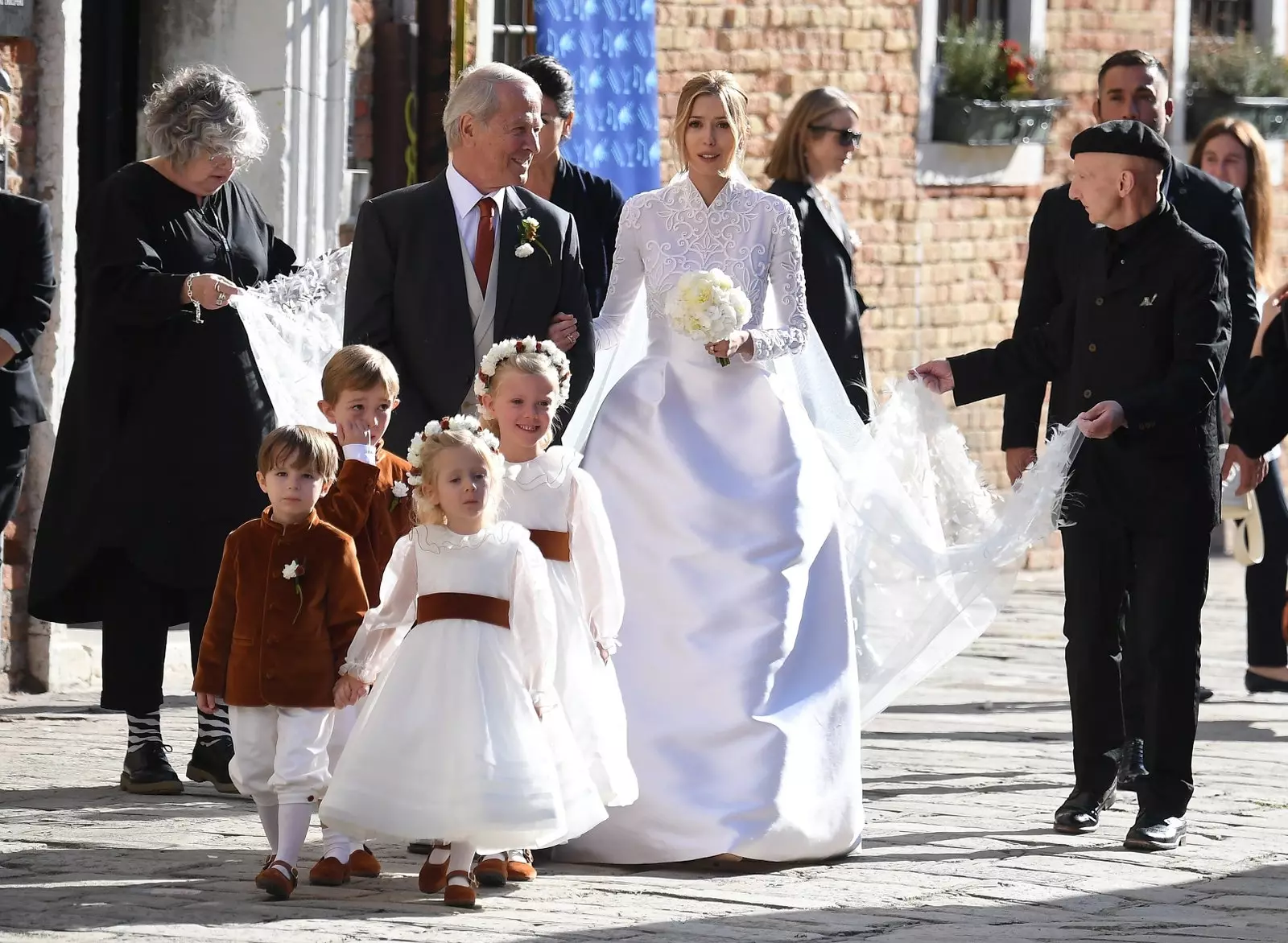 Graldine Guyot sa phictiúr lena hathair bridesmaids agus Stephen Jones sa Veinéis