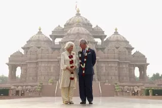 Hertuginden af Cornwall og Prinsen af Wales uden for Akshardham-templet i Delhi 2013