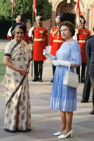 A raíña reuniuse con Indira Gandhi en Delhi en 1983