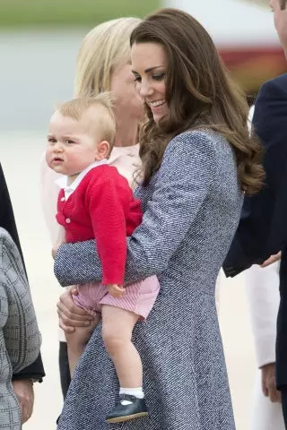 Cambridge ၏ Duchess နှင့် Prince George တို့ဖြစ်သည်။