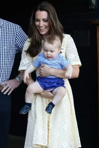 Cambridge ၏ Duchess နှင့် Prince George တို့ဖြစ်သည်။