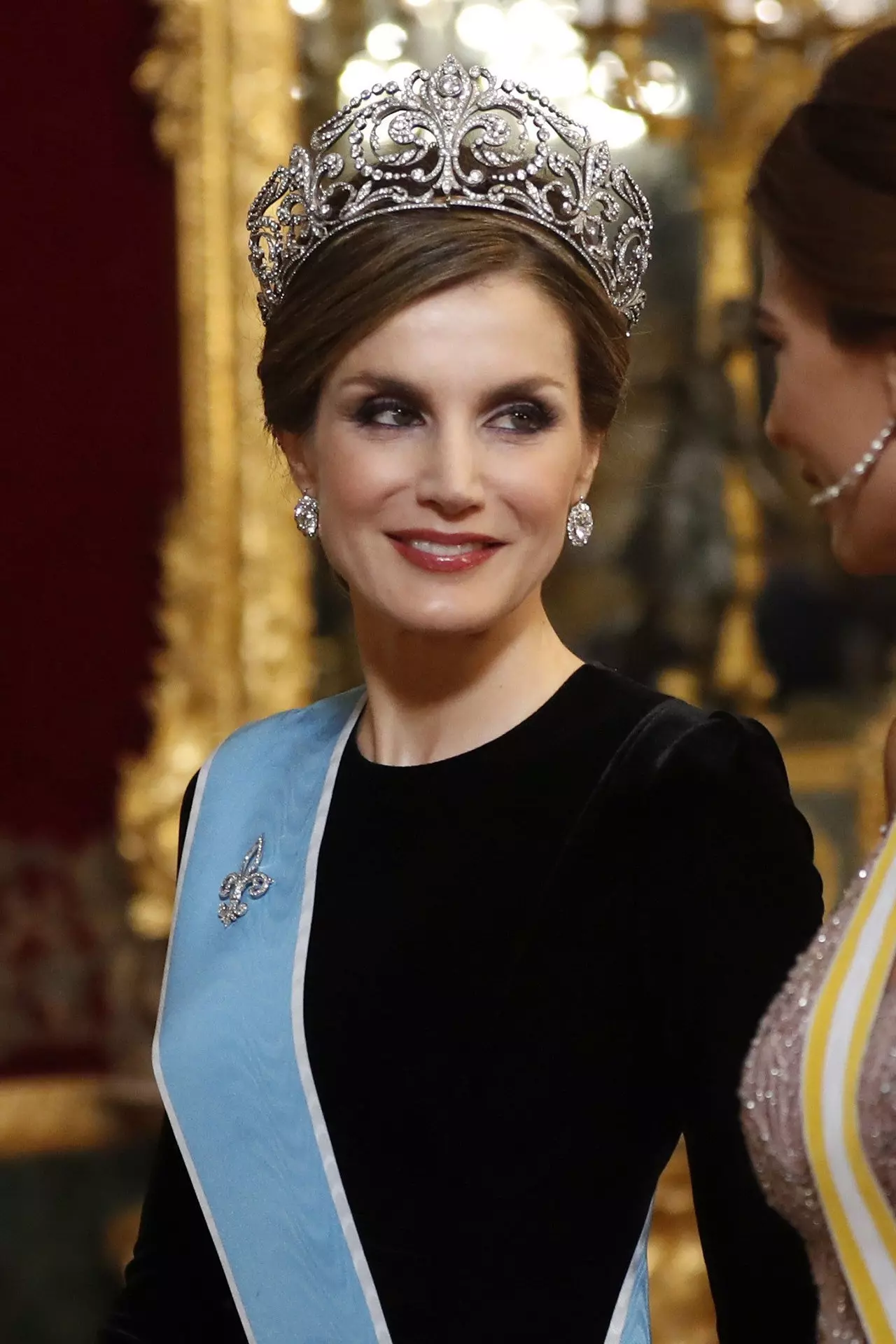 Mofumahali Letizia oa Spain o apere tiara ea FleurdeLys moketeng oa lijo tsa mantsiboea Royal Palace e Madrid 2017.