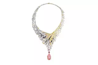 Collana Les Ciels de Chaumet ‘Lueurs dOrage in oro bianco e giallo POA chaumet.com