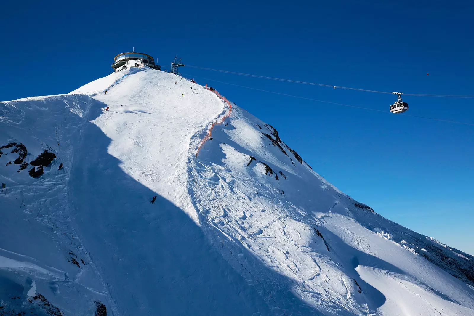 Un teleférico se acerca a Piz Gloria, el restaurante giratorio en la cima del Schilthorn.