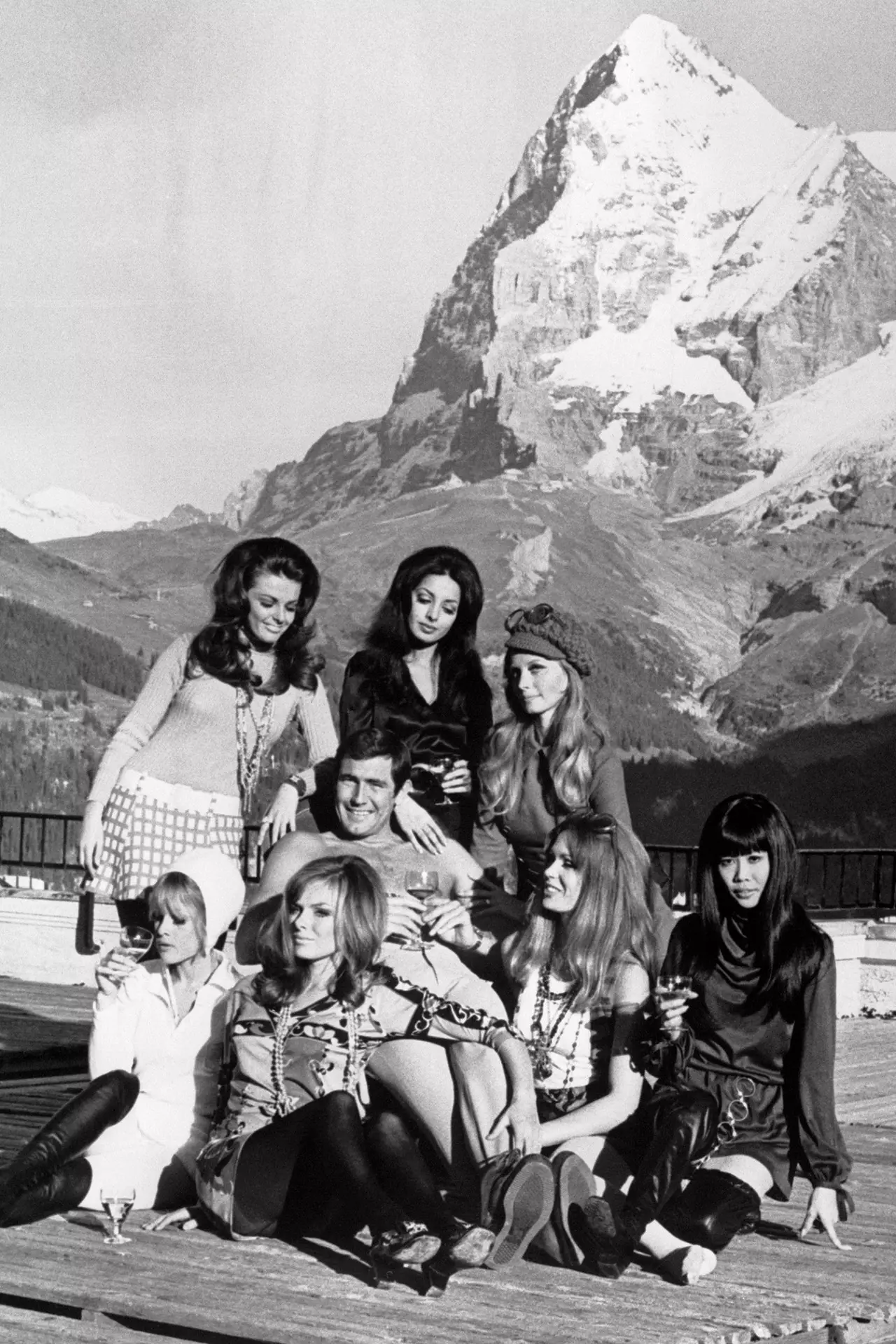 George Lazenby lan bintang liyane saka On Her Majesty's Secret Service ing lokasi ing Mürren 1968.