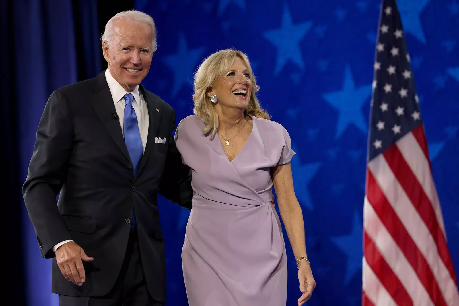 Si Joe Biden ug Jill Biden sa entablado pagkahuman naghatag sa iyang pakigpulong sa pagdawat sa ikaupat nga gabii sa Democratic National…