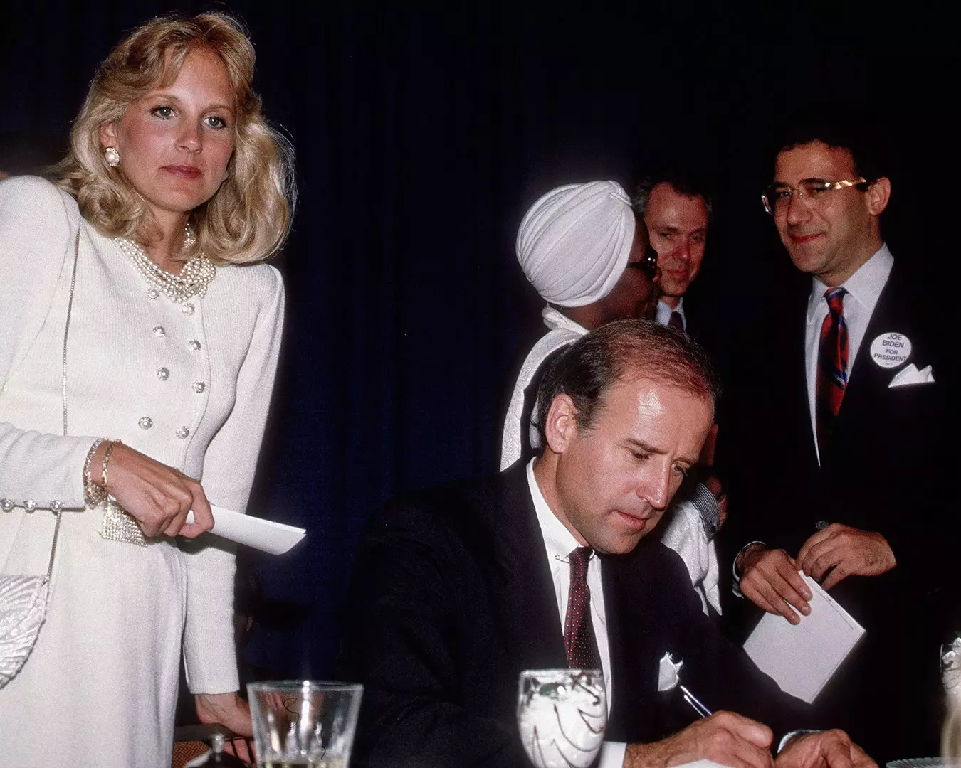 Jill Biden con Joe Biden mientras firma autógrafos después de su discurso de apertura en una Cena de Unidad del Partido Demócrata de Illinois...