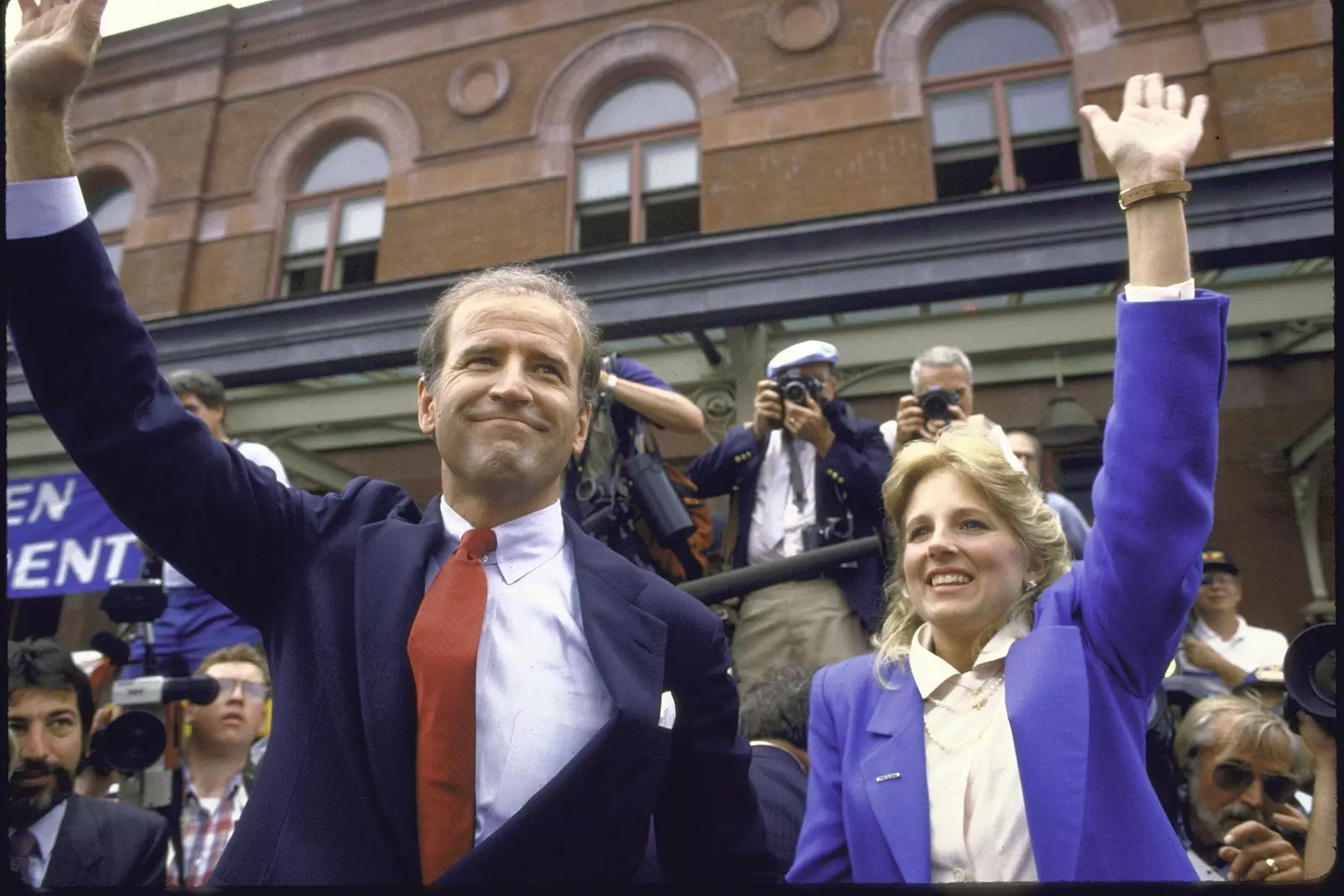 Sina Sen. Joseph R. Biden Jr. at Jill Biden na kumakaway sa mga tao matapos niyang ipahayag ang kanyang kandidatura para sa Democratic presidential...