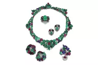 Ihe ndozi ọla na okpu diamond nke emeralds rubies a pịrị apị na sapphires yana iberibe ụdị Tutti Frutti ndị ọzọ…