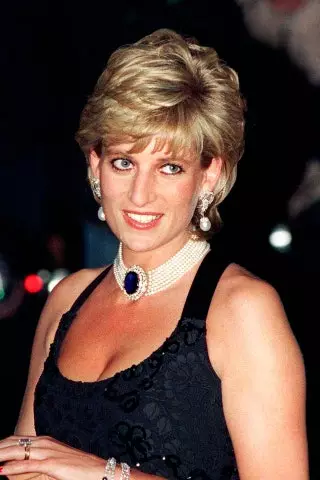 Bei engem Gala-Owend zur Hëllef vu Cancer Research am Bridgewater House zu London 1995 deelgeholl