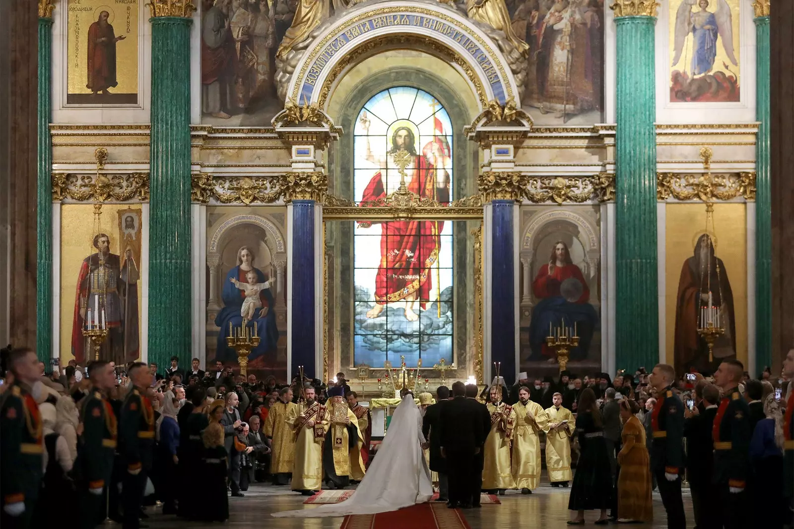 Grand Duke George Mikhailovich ng Russia at Rebecca Bettarini kasama ang mga bisita sa kanilang wedding service sa St Isaac's...