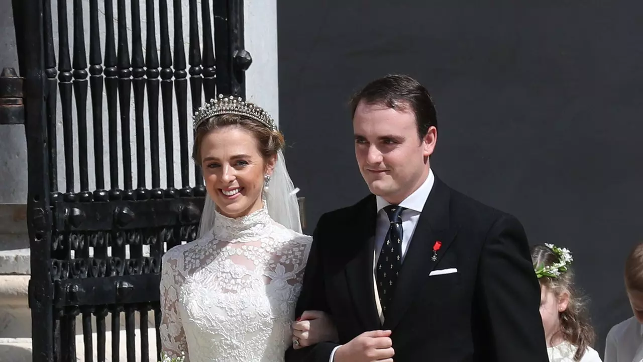 Prince Jaime nan Bourbon-Two-Sicilies marye ak Lady Charlotte Lindesay-Bethune nan bèl ekstravagans sisilyen.