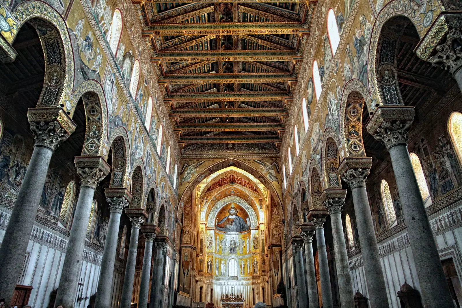 Sab hauv ntawm Cathedral ntawm Monreale hauv Sicily Ltalis