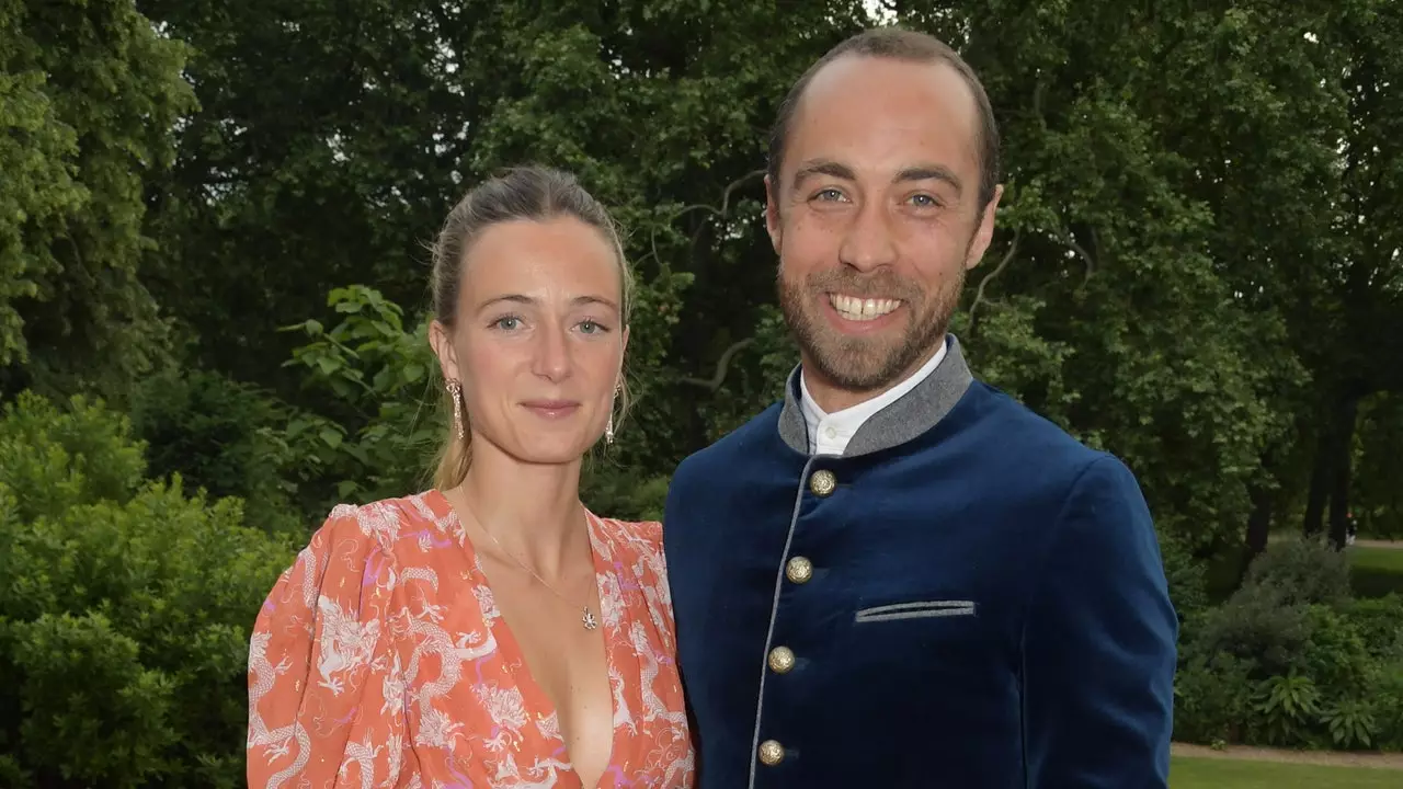 Iets geleen: Alizee Thevenet het skoonma Carole Middleton se trourok gedra