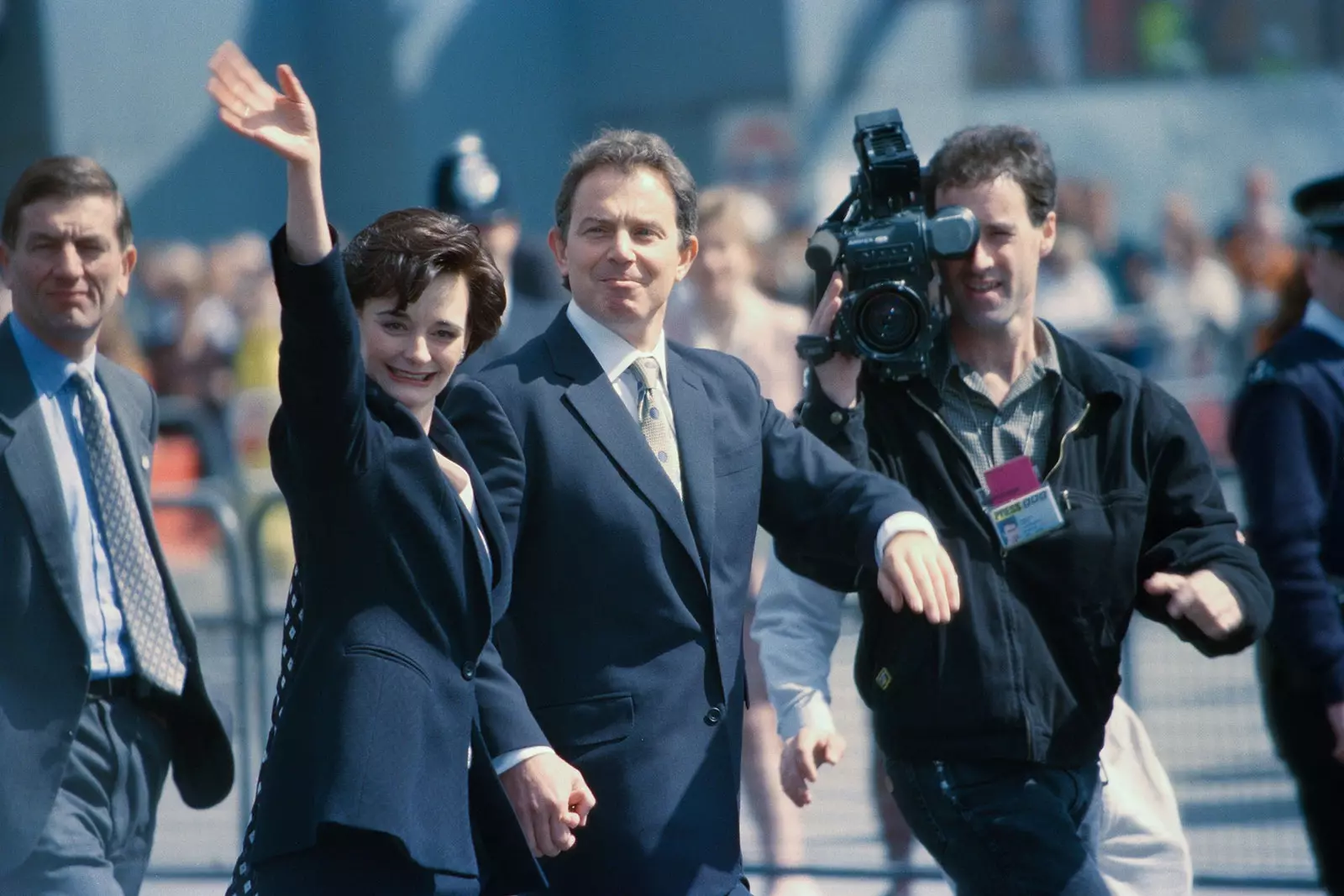 Tony Blair mam Cherie Blair wärend der Staatsöffnung vum Parlament zu London 1997