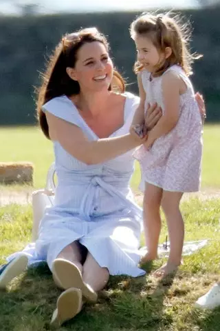 Duchess ຂອງ Cambridge ແລະ Princess Charlotte