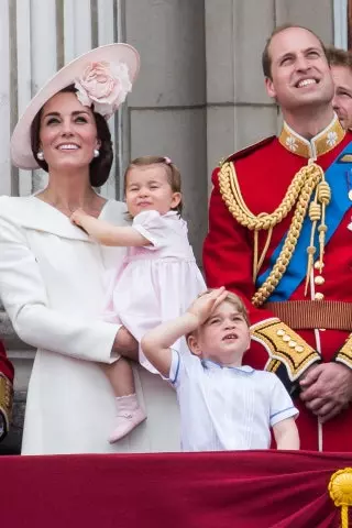 Le duc de Cambridge La duchesse de Cambridge Prince George et la princesse Charlotte