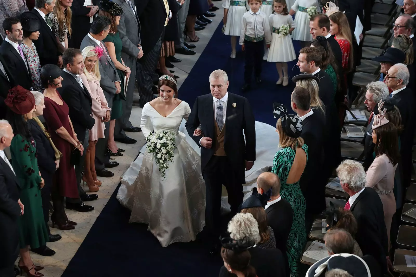 Prince Andrew anaongoza Princess Eugenie chini ya njia siku ya harusi yake