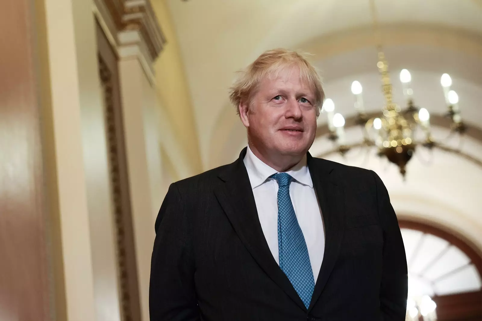 Boris Johnson enkanaligas Winston Churchill dum hispana fuĝo