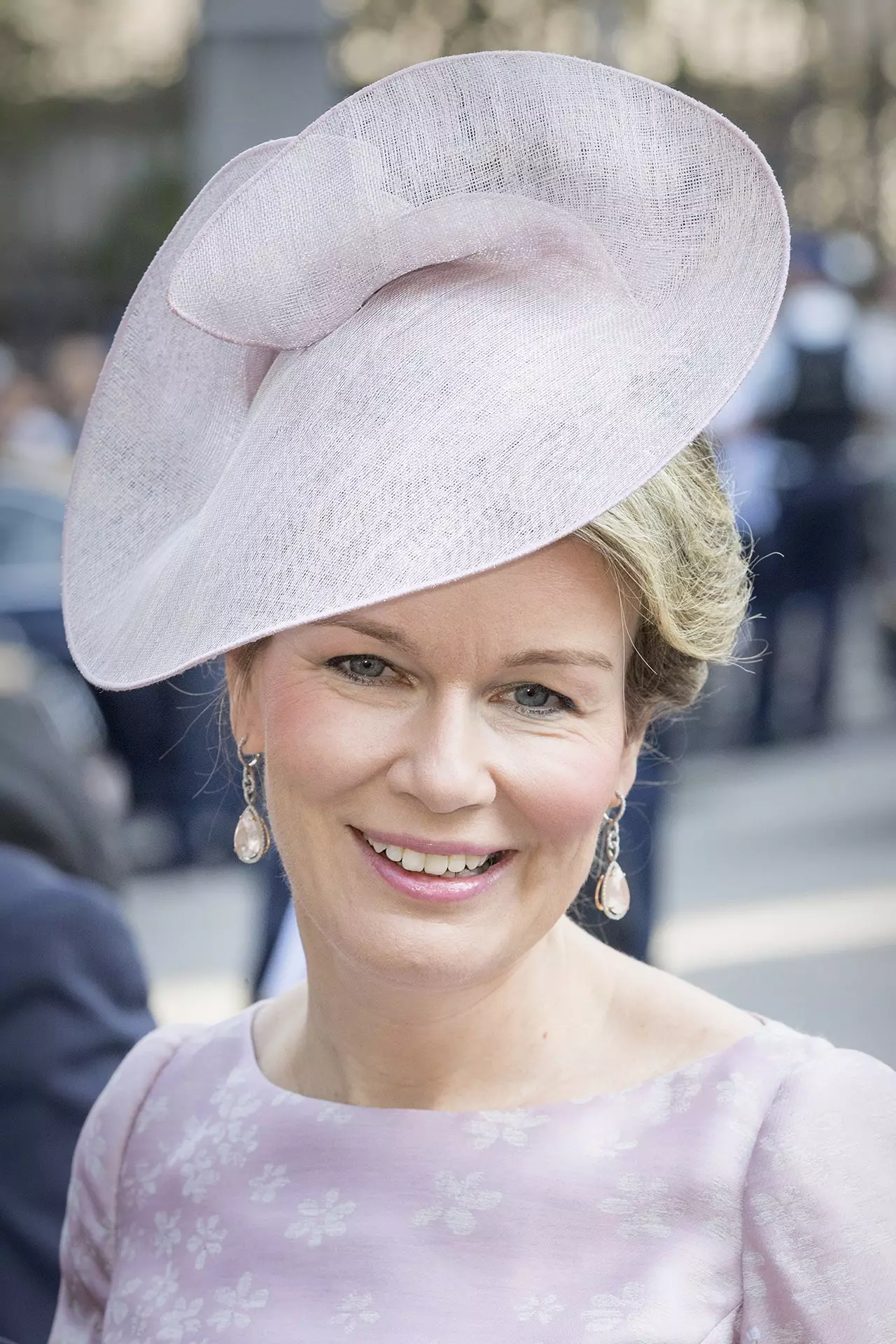 Fabienne Delvigne, la modiste de la reine Mathilde de Belgique, arrive au Royaume-Uni