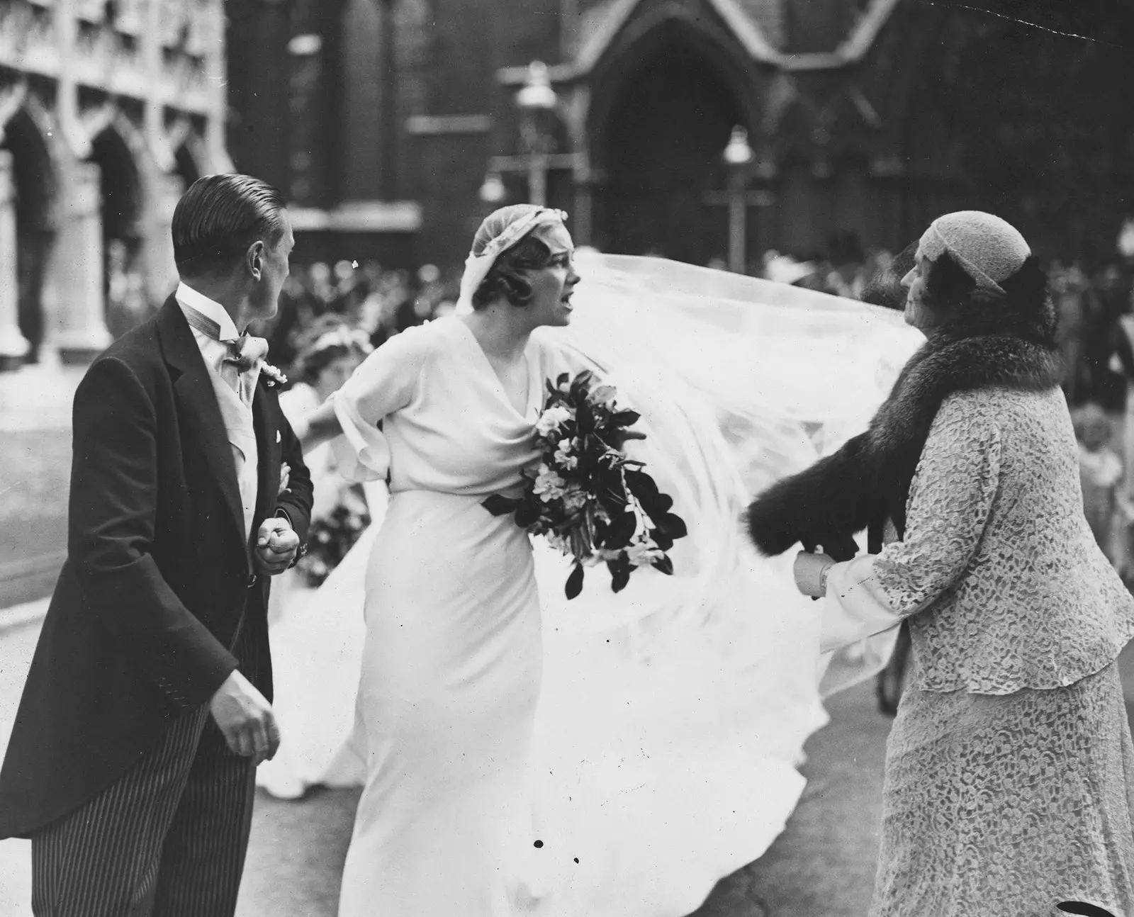 Henry Channon ndi Lady Honor Guinness pa tsiku laukwati wawo ku London 1933