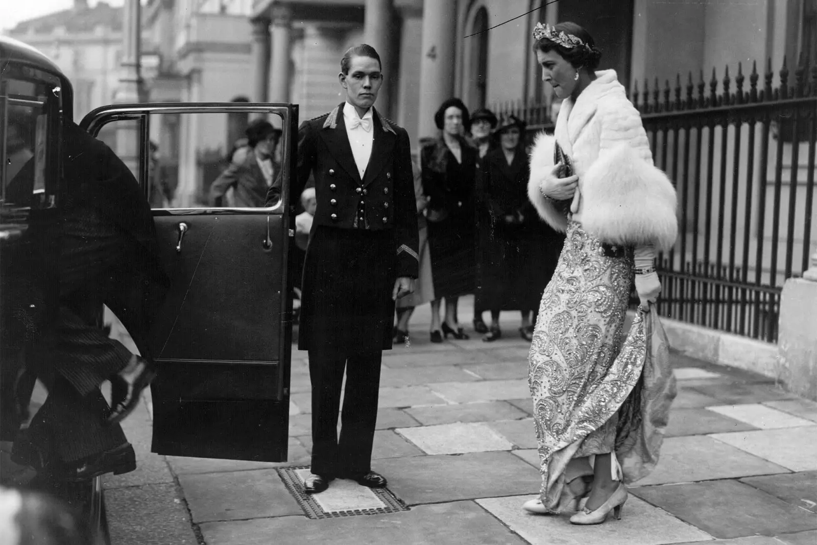 Sir Henry 'Chips Channons nabo hertuginden af Kent forlader sit hus på Belgrave Square