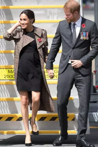 Duchess ya zaɓi rigar ASOS Karen Walker ta duba rigar rami da ƙananan sheqa don isowarta a New Zealand.