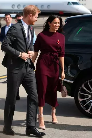 Duchess ya bar Sydney zuwa Wellington sanye da rigar Hugo Boss mai launin burgundy tare da sheqa ta Aquazzura da jakar Cuyana.