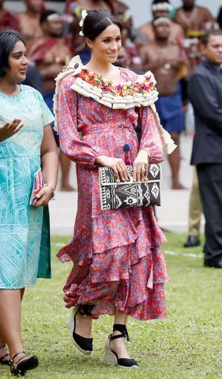 Fiji'deki son ziyareti için Sussex Düşesi, pembe baskılı bir şal tercih ederek yazlık elbiselerdeki zevkini sergiledi...