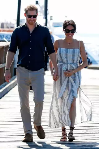 Duke da Duchess sun isa wurin shakatawa na Kingfisher Bay a tsibirin Fraser. Duchess ya zaɓi ya sa rigar bazara ...