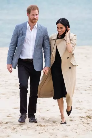 Daga baya a ranar Meghan ta jefa rigar rami a kan rigarta don yawo a bakin teku tare da Harry.