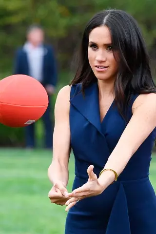 Duchess dema ku cil li xwe dikir destê xwe di futbolê Aussie Rules de ceriband.