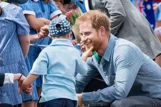 Pětiletý Luke Vincent po příjezdu královské rodiny do Dubba pohladil vousy vévody ze Sussexu. Královský pár...