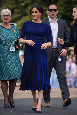 Duchess of Sussex ji bo seredana çûkek kiwi jûreyek Givenchy û şûjinek bi pêlên Manolo Blahnik li xwe kiribû...