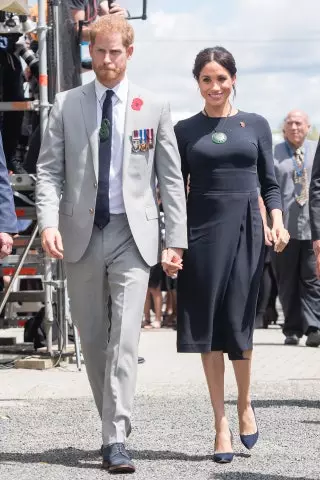 Meghan více v šatech Stelly McCartney pro návštěvu novozélandského Te Papaiouru na poslední den jejího královského turné.