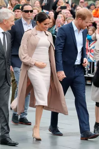 Wellington Yeni Zelanda'ya adımını atan Sussex Düşesi, Brandon Maxwell vardiyalı bir elbise ve Burberry trençkot giydi.