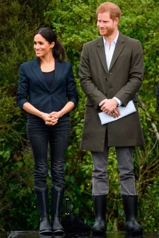 Meghan, Auckland'daki The Queen's Commonwealth Canopy'ye 20 hektarlık bir yerel çalılık alan ayırırken bir Karen giydi...