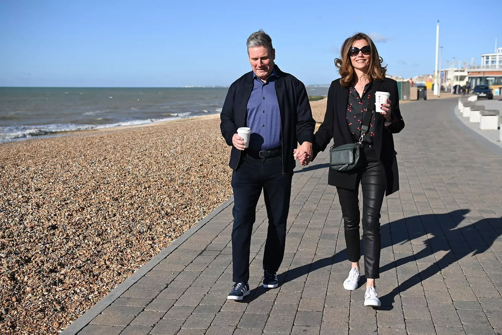 Sir Keir och Victoria Starmer går längs strandpromenaden i Brighton 2021