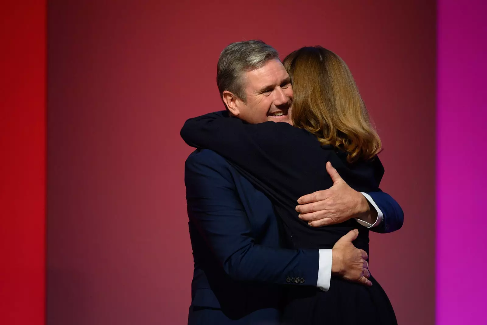 Ο Sir Keir Starmer και η Victoria μετά την κεντρική ομιλία του στο Labour Conference στο Μπράιτον