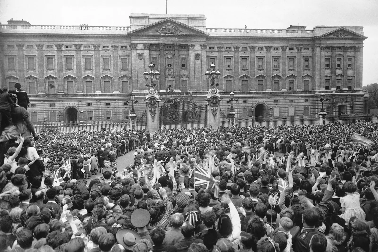 La foule se rassemble devant le palais de Buckingham le jour de la victoire