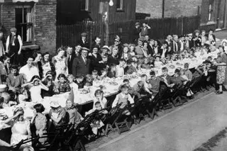 I residenti di Dunstan Street alla loro festa di strada nel Nottinghamshire